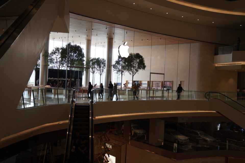 เปิดผ้าคลุม พาชมร้าน Apple Iconsiam ครบทุกมุม พร้อมแนวคิดการออกแบบ